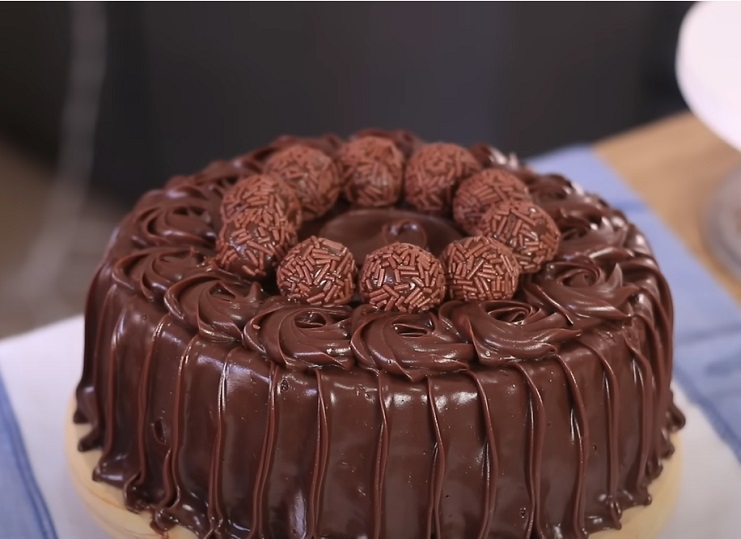 Bolo de brigadeiro: aprenda a fazer uma receita deliciosa com cobertura ...