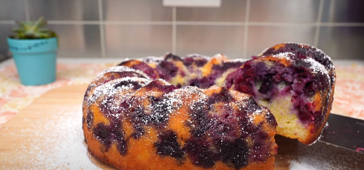 "Bolo de Frutas Vermelhas: Receita Deliciosa e Passo a Passo Completo"