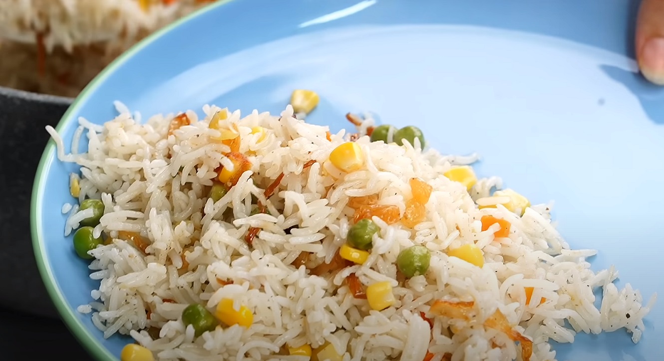 Delicioso Arroz Colorido: Sabor e Cor em um Prato!