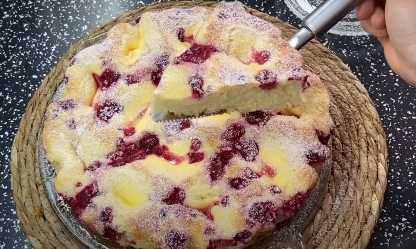 "Bolo de Creme e Frutas Vermelhas: Receita Deliciosa"