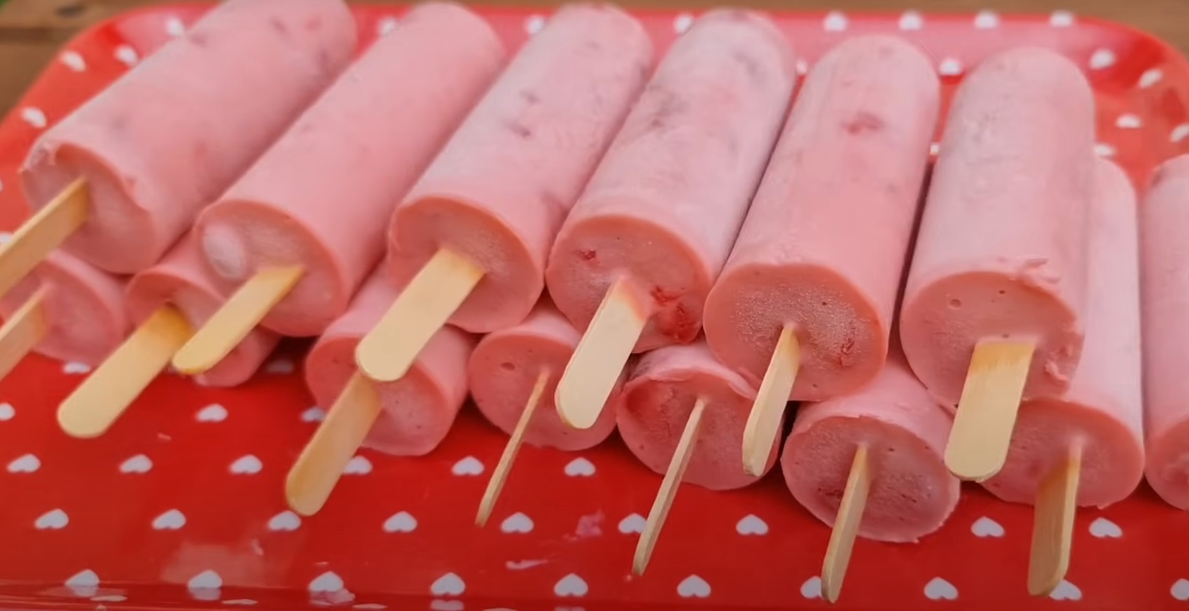 Picolé de morango com iogurte: receita refrescante e deliciosa