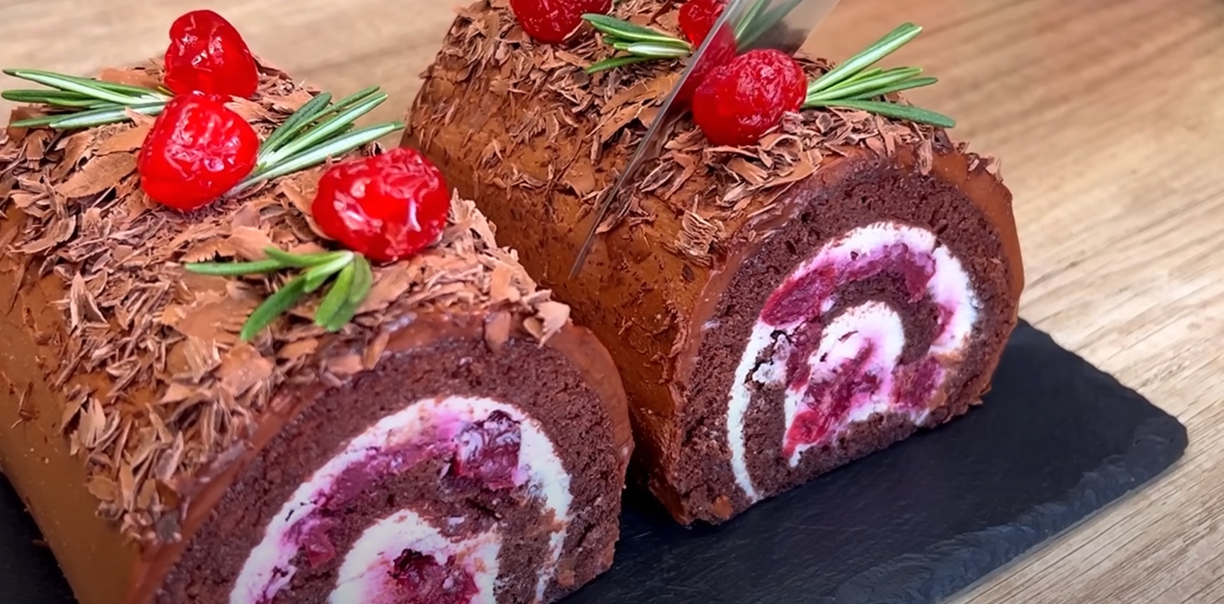 Rocambole de Chocolate cremoso e vermelho