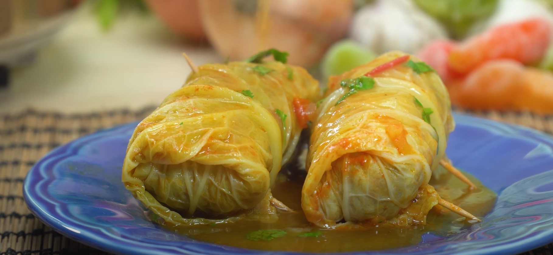 Charuto de repolho com carne moida e molho de tomate