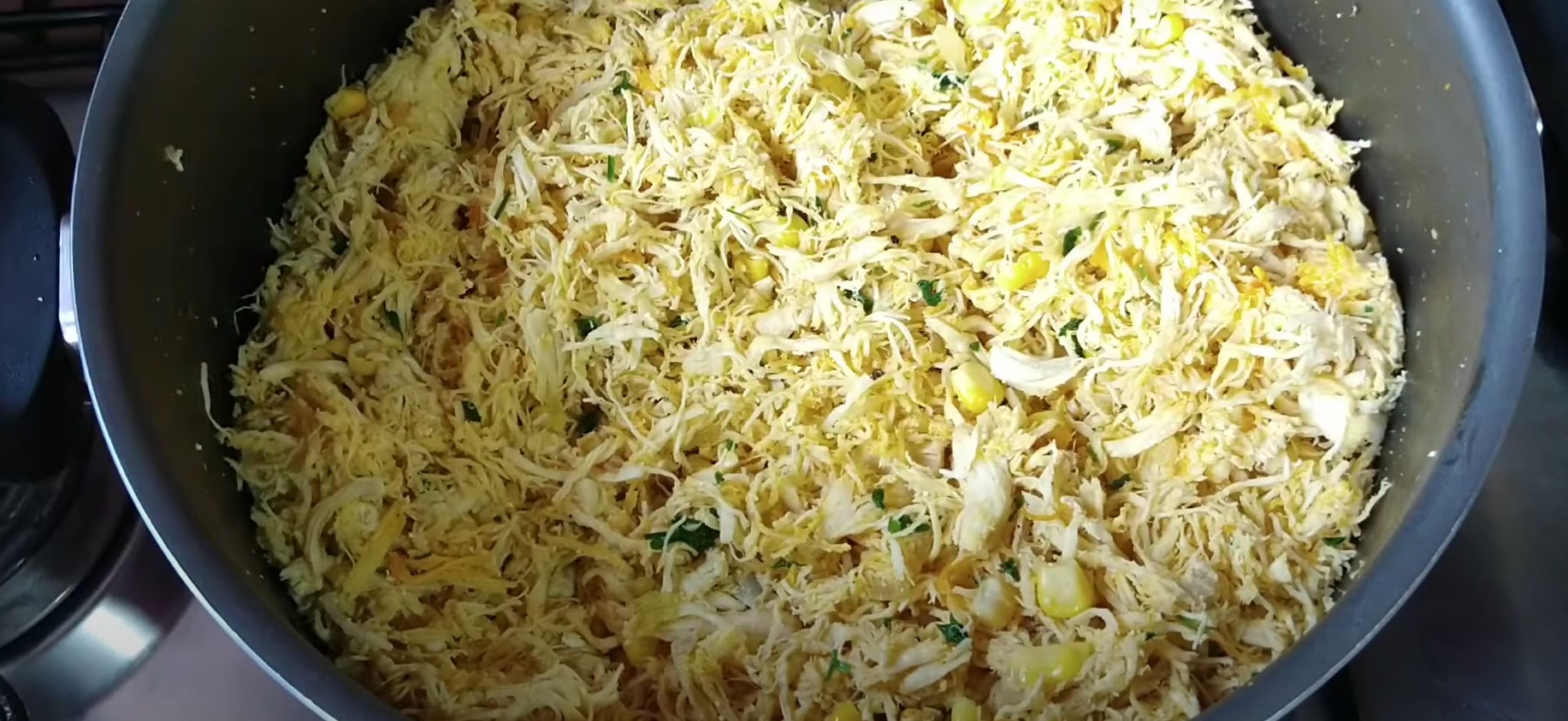 Frango desfiado para recheio de tortas e salgados