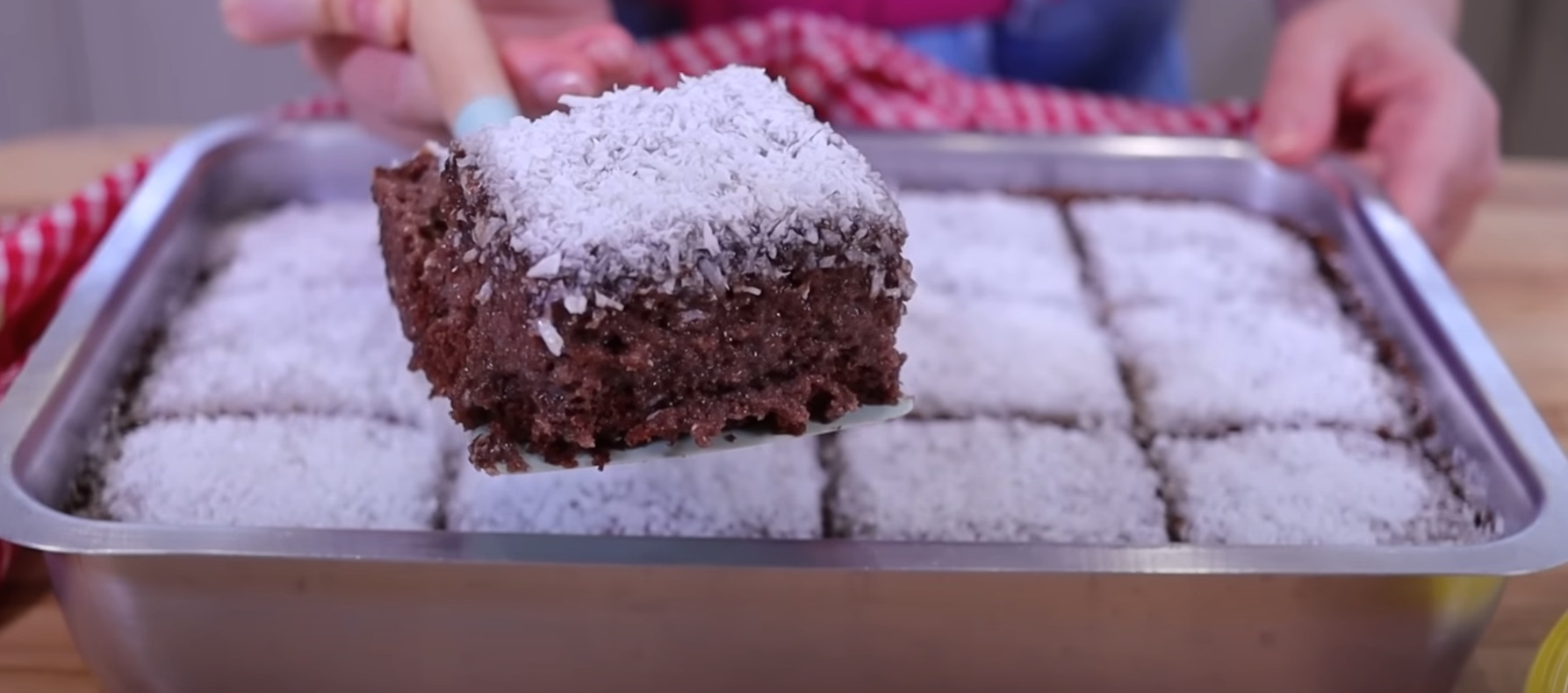 Bolo de Chocolate com Leite de Coco e Cobertura de Coco - Receita de Vovó