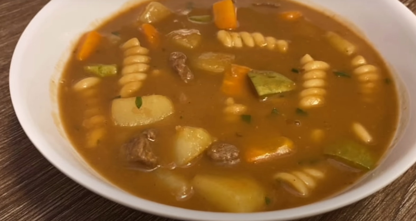 Sopa de Feijão Caseira com Macarrão e Legumes Fácil